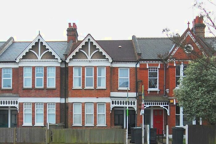 Houses to rent in Weir Road, London, SW12