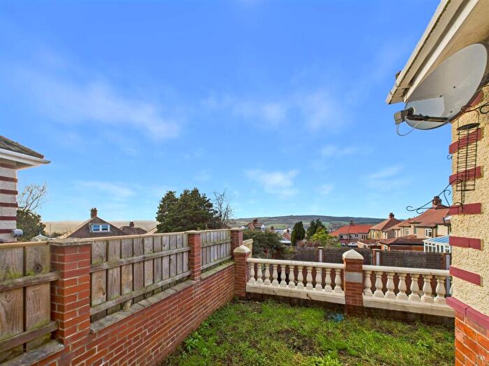 2 Bedroom Semi-Detached Bungalow For Sale In Bridlington Avenue, Low ...