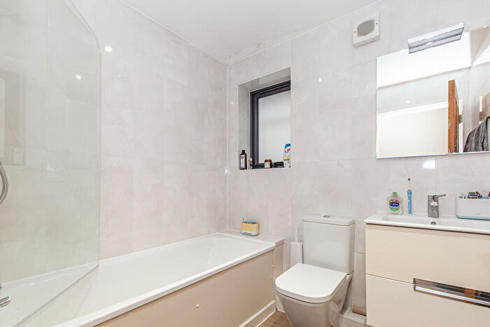 2 Bedroom Apartment To Rent In Stephen Road, Headington, OX3