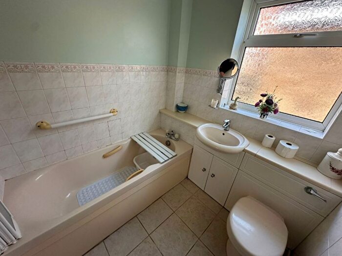 2 Bedroom Detached Bungalow For Sale In Kirkham Close, Ipswich, Suffolk ...