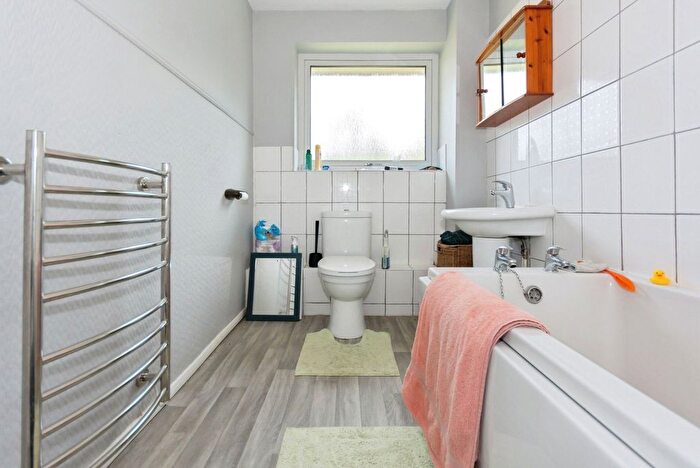 2 Bedroom Maisonette For Sale In Avon Drive, Moseley, Birmingham, West Midlands, B13