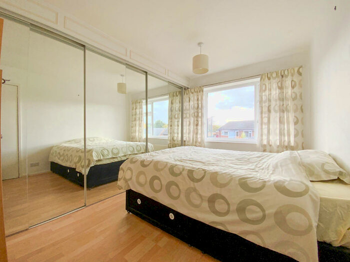 3 Bedroom Link Detached House For Sale In Ridge Close, Hadfield ...