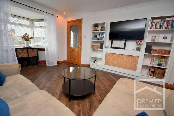 3 Bedroom Semi-Detached House For Sale In Sikeside Place, Coatbridge, ML5