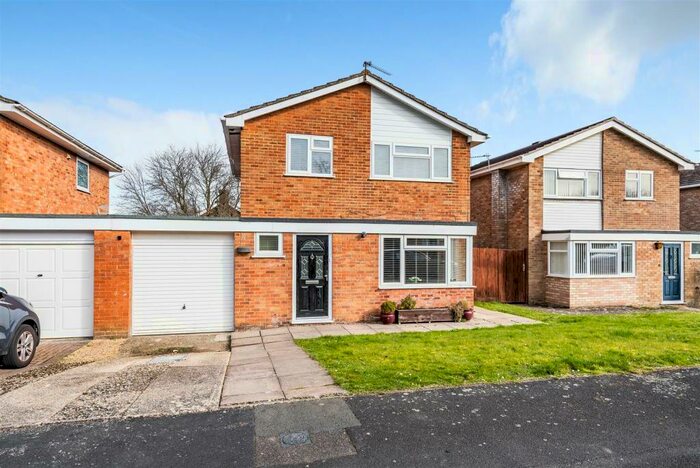 3 Bedroom Link Detached House For Sale In Aster Road, Kempshott, RG22