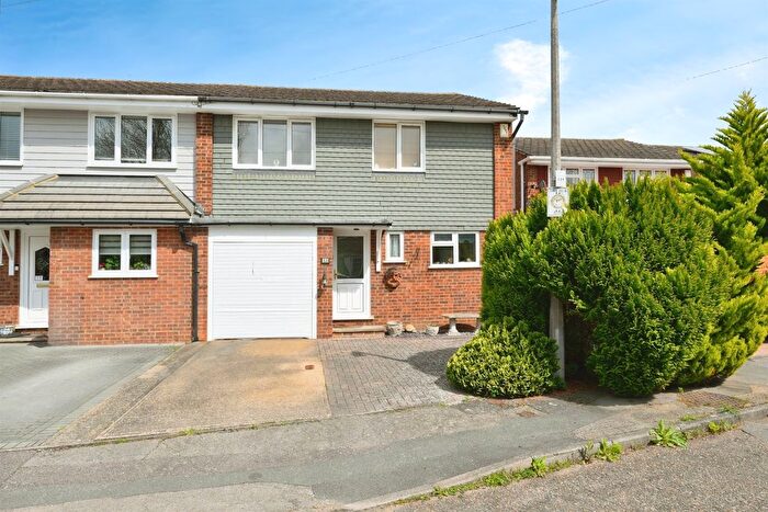 Houses for sale & to rent in EN10 6RH, Buttondene Crescent, Lower ...