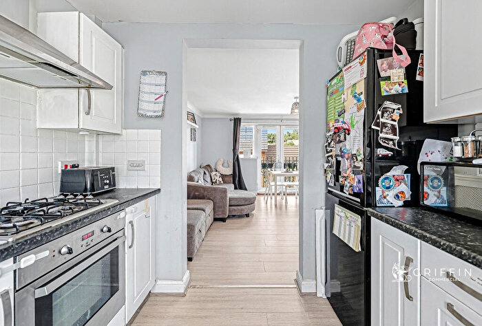 2 Bedroom Flat For Sale In Caspian Way, Purfleet-On-Thames, RM19