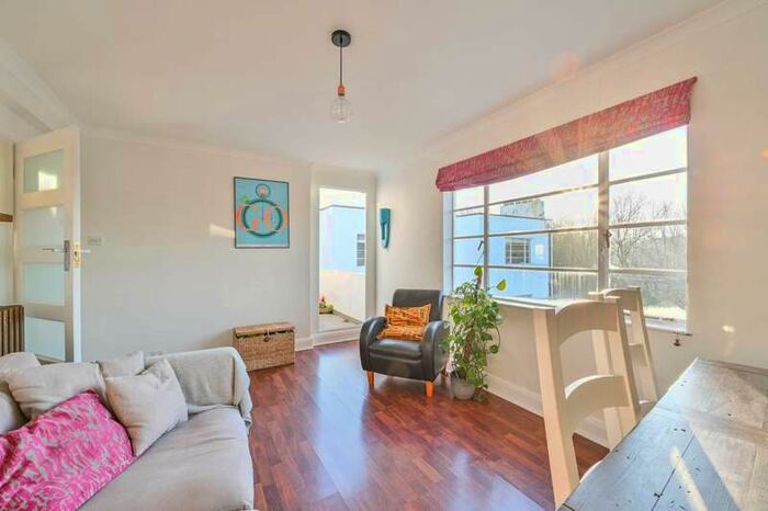2 Bedroom Flat For Sale In Whitehall Lodge, Pages Lane, Muswell Hill, N10