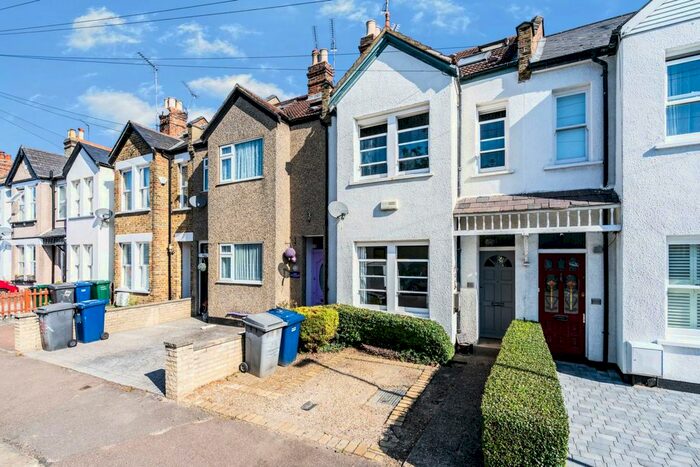 Houses for sale & to rent in EN4 9RD, Crescent Road, East Barnet Barnet