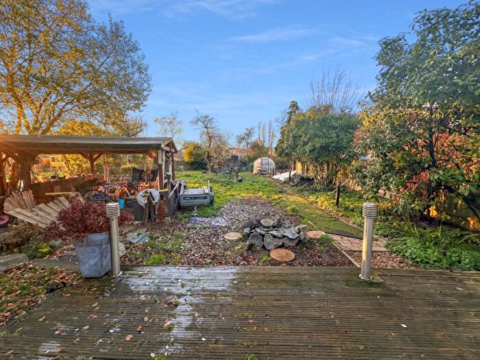 2 Bedroom Semi-Detached Bungalow For Sale In Hitchin Road, Luton ...