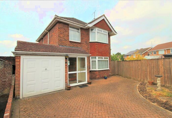 3 Bedroom Detached House For Sale In Frilford Drive, Stratton, Swindon, SN3