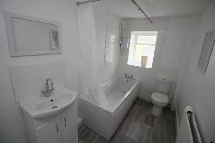 3 Bedroom Flat To Rent In Hamilton Terrace, Milford Haven ...