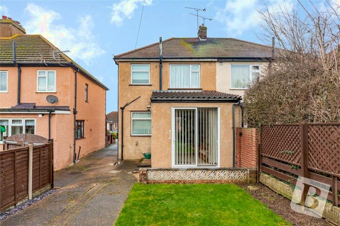 3 Bedroom Semi Detached House For Sale In Colyer Road, Northfleet ...