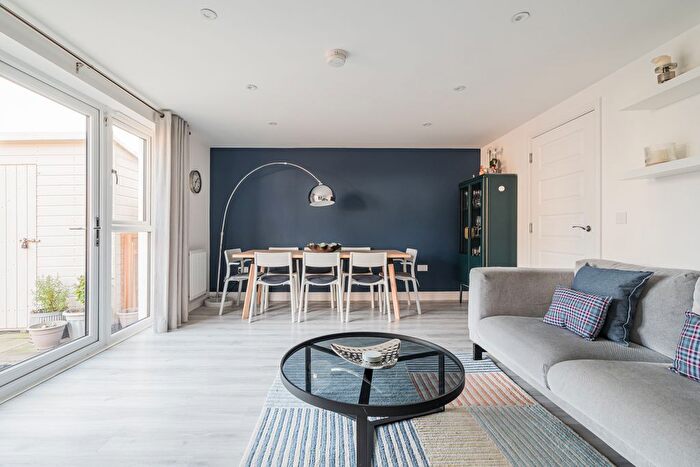 3 Bedroom Town House For Sale In Barnyard Park Rigg, Edinburgh, EH12