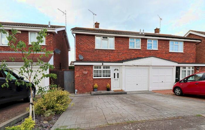 3 Bedroom Semi Detached House For Sale In The Ramparts, Rayleigh, SS6