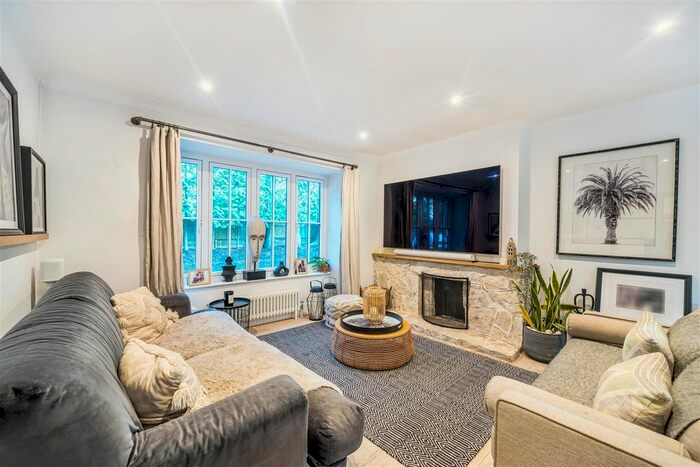 3 Bedroom Detached Bungalow For Sale In Old Woking Road, Pyrford ...