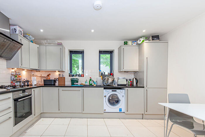 2 Bedroom Apartment To Rent In Stephen Road, Headington, OX3