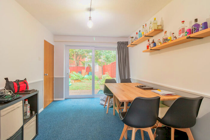 3 Bedroom Terraced House For Sale In Portway Close, Reading, Berkshire, RG1