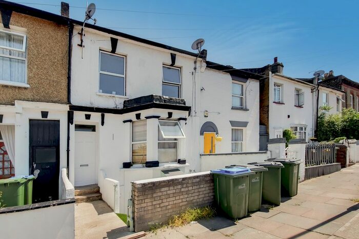 Houses for sale & to rent in SE18 3QX, Barnfield Gardens,,Woolwich ...