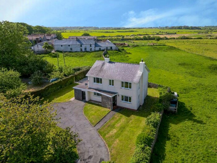 4 Bedroom Farm House For Sale In Maen Eryr, Tregaian, Llangefni, Ynys ...