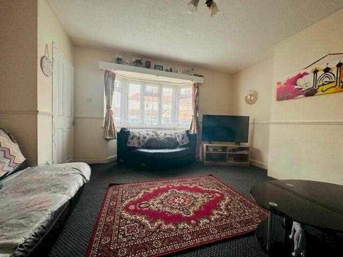 3 Bedroom Semi Detached House For Sale In Maple Crescent, Slough, SL2