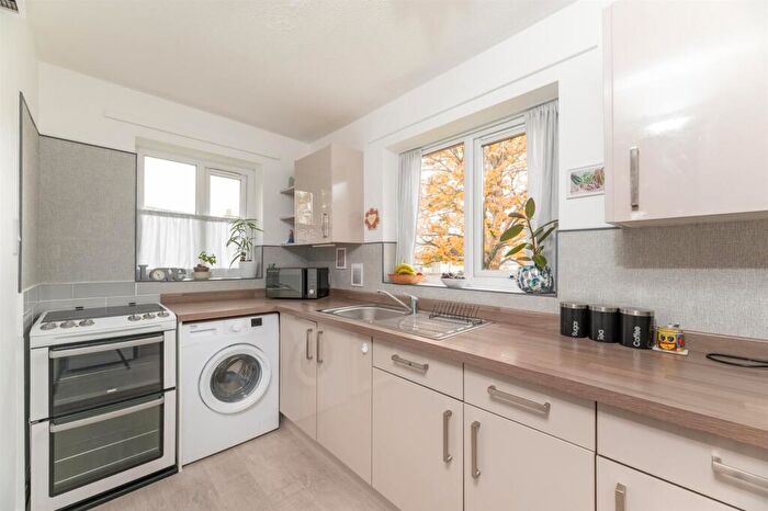 2 Bedroom Apartment For Sale In Tealbeck Court, Tealbeck Approach, Otley, LS21