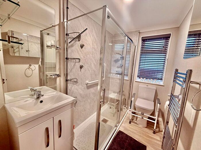 2 Bedroom Mobile/park Home For Sale In New Road, Featherstone ...