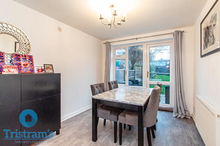 3 Bedroom Semi-Detached House For Sale In Ladybank Road, Mickleover, DE3