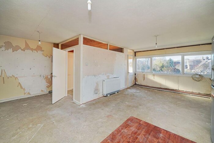 3 Bedroom Flat For Sale In Handsworth House, Brighton Road, Crawley ...