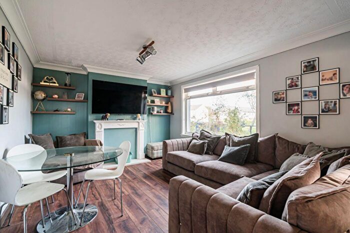 3 Bedroom Semi-Detached Villa For Sale In Hawthornden Gardens ...