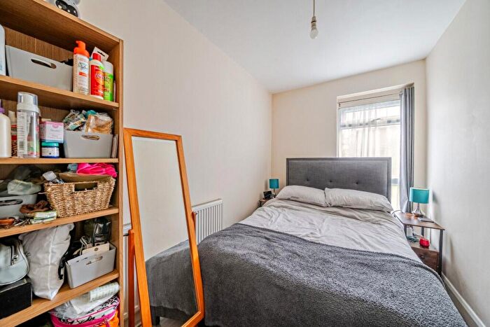 2 Bedroom Flat For Sale In Faversham Road, Catford, London, SE6