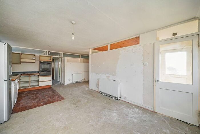 3 Bedroom Flat For Sale In Handsworth House, Brighton Road, Crawley ...