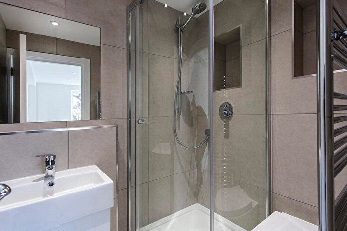 2 Bedroom Flat For Sale In Westleigh Court, - Nether Street, North ...