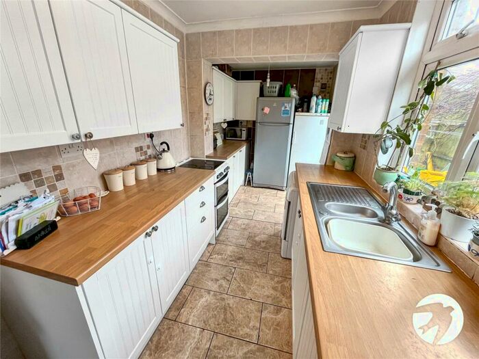 3 Bedroom Semi-Detached House For Sale In Marion Crescent, Maidstone ...