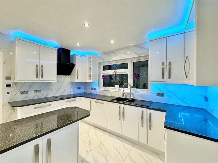 3 Bedroom Chalet For Sale In Cherry Tree Gardens, Bexhill-On-Sea, TN40