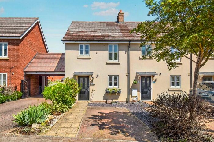 3 Bedroom End Of Terrace House For Sale In Saturn Way, Biggleswade, SG18