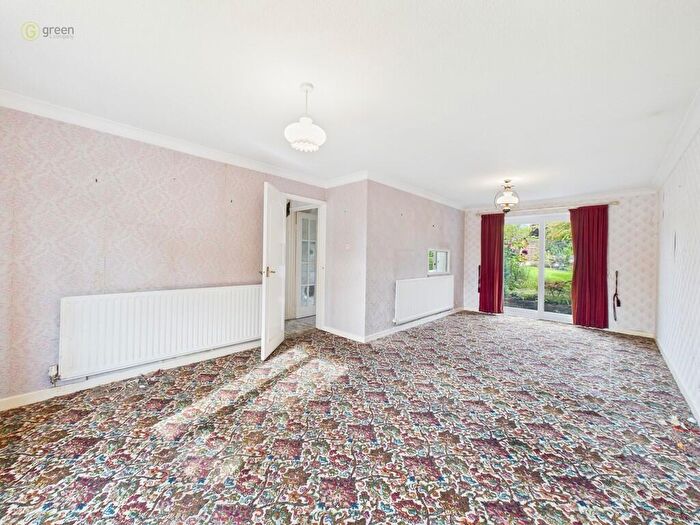 3 Bedroom Semi-Detached House For Sale In Farm Close, Perrycrofts, B79