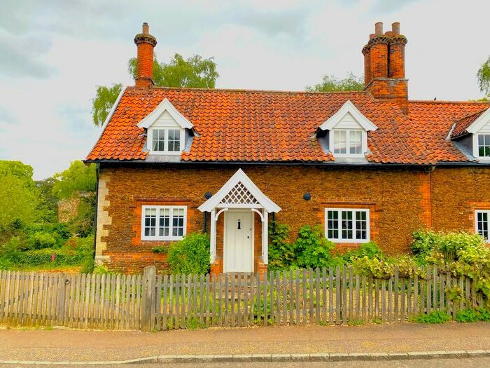2 Bedroom Cottage To Rent In Castle Rising | Delightful Bedroom Cottage ...