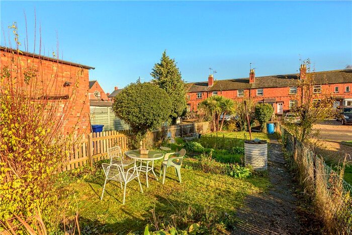 3 Bedroom Terraced House For Sale In Pomfret Road, Towcester ...