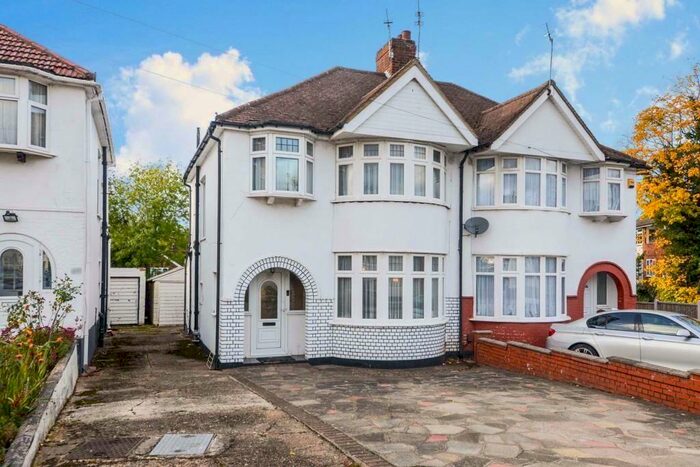 Houses for sale & to rent in HA8 8SJ, Broadfields Avenue, Edgware Edgware