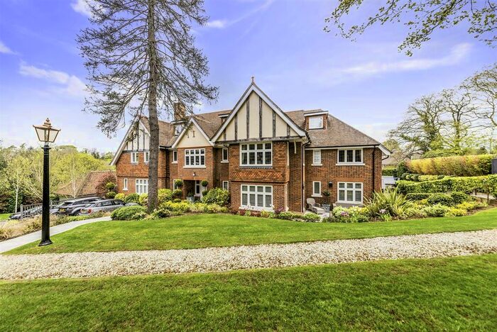 Houses for sale & to rent in KT20 6LH, The Glade, Kingswood With Burgh ...