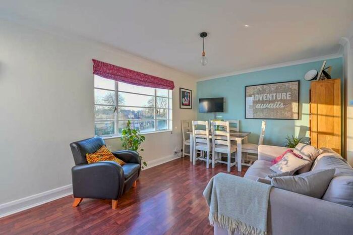 2 Bedroom Flat For Sale In Whitehall Lodge, Pages Lane, Muswell Hill, N10
