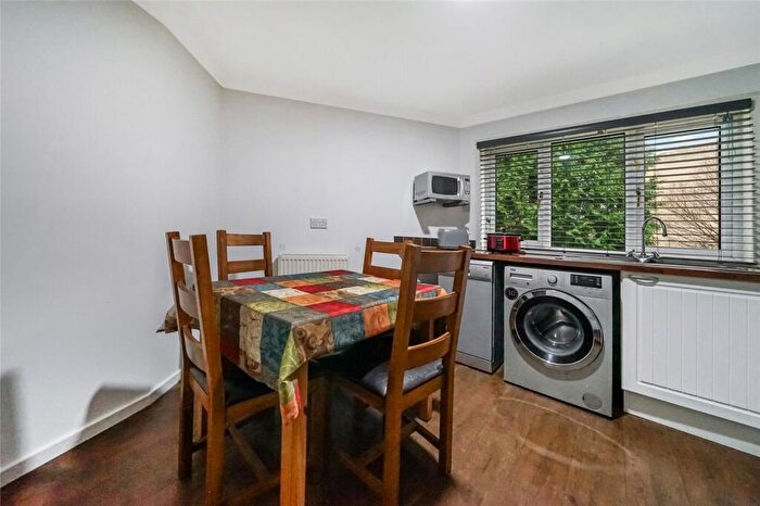 2 Bedroom Flat For Sale In Ellisland Road, Cumbernauld, Glasgow, North ...