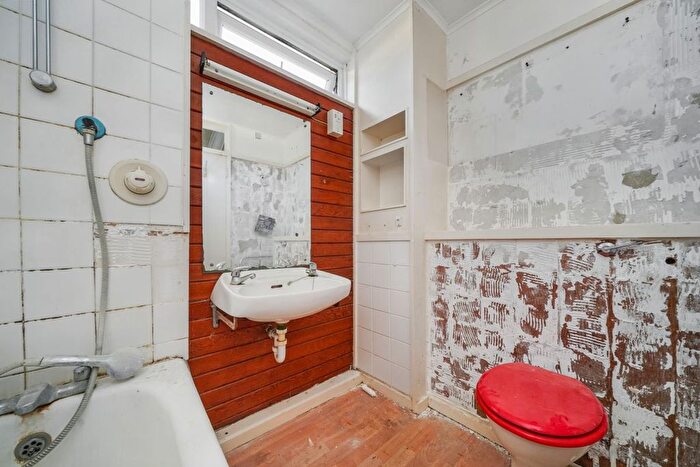 3 Bedroom Flat For Sale In Handsworth House, Brighton Road, Crawley ...