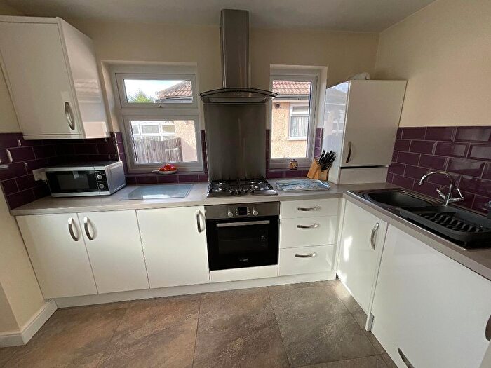 2 Bedroom Bungalow For Sale In South Hall Drive, Rainham, Essex, RM13