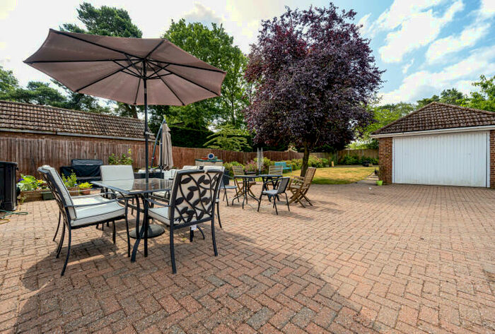 4 Bedroom Bungalow For Sale In Yeovil Road, Owlsmoor, Sandhurst ...