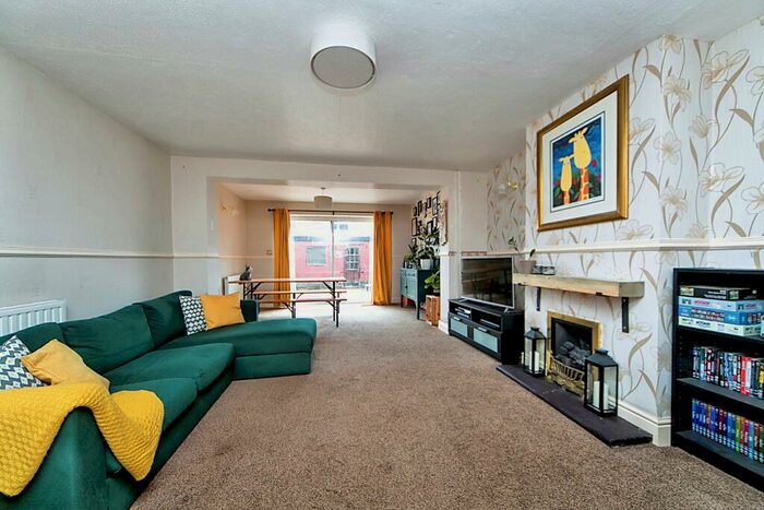 3 Bedroom Semi-Detached House For Sale In The Close, Greenfield ...