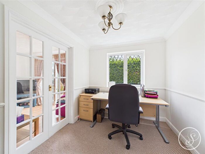 3 Bedroom Detached House For Sale In Kirkfield View, Leeds, LS15