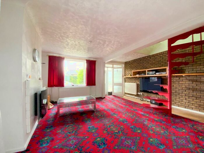 3 Bedroom Link Detached House For Sale In Ridge Close, Hadfield ...