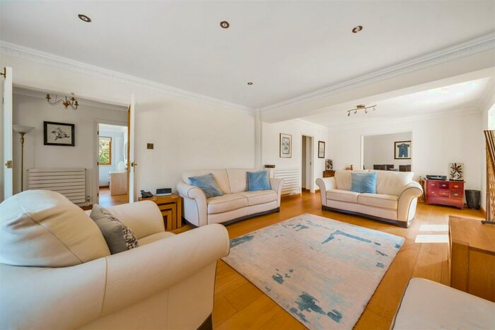 3 Bedroom Detached Bungalow For Sale In Tyting Lodge, Dark Lane ...