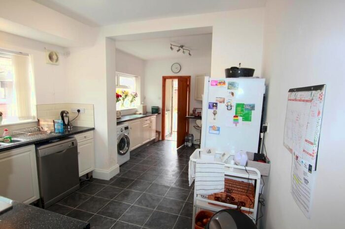 4 Bedroom Semi-Detached House To Rent In Ganstead Lane, Bilton, HU11